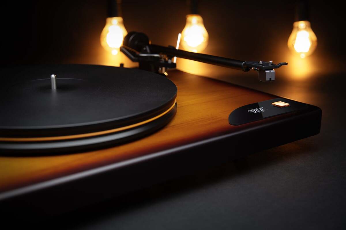 MOFI ELECTRONICS X FENDER AMERICAN VINTAGE TURNTABLE - audioG Magazine